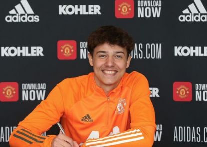 Marc Jurado signs first professional Manchester United deal