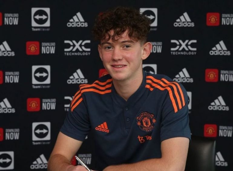 Louis Jackson signs first professional contract at Manchester United