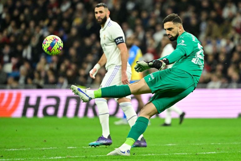 Manchester United express interest in Valencia goalkeeper