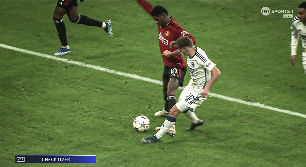 (Photo) Marcus Rashford shown straight red card for reckless challenge ...