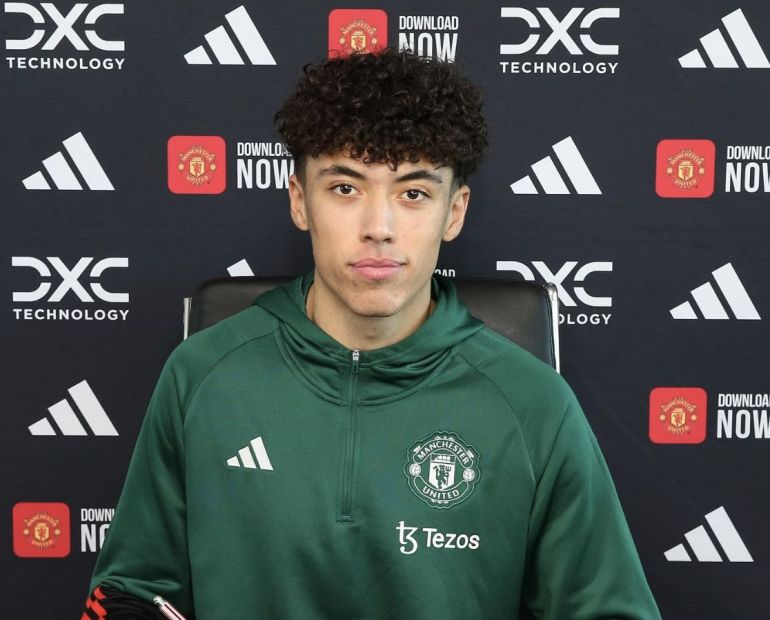 Ethan Wheatley signs first-ever professional contract at Manchester United
