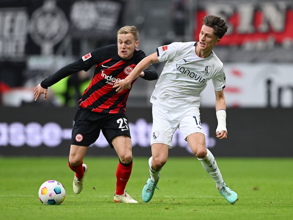 Eintracht Frankfurt boss issues apology to Donny van de Beek