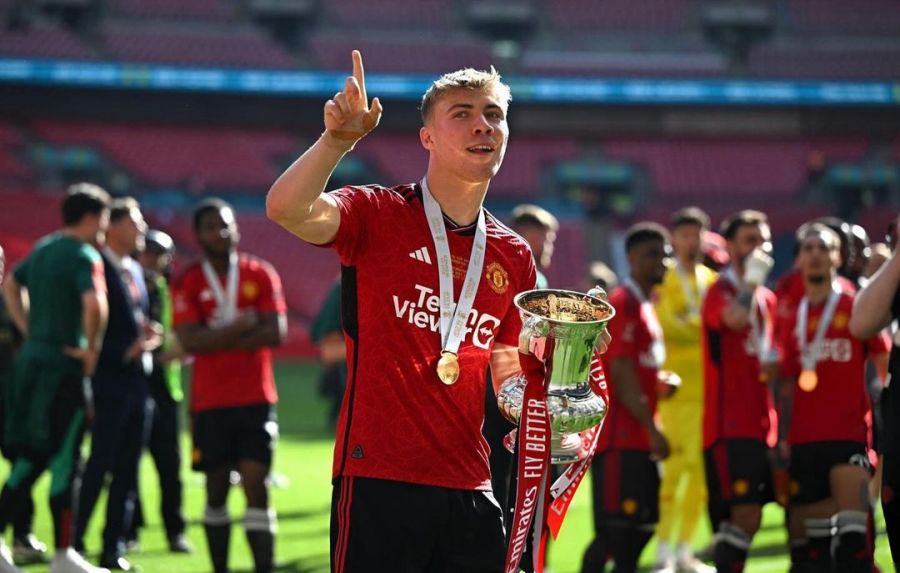 Video: Rasmus Hojlund was reduced to tears after winning FA Cup with ...