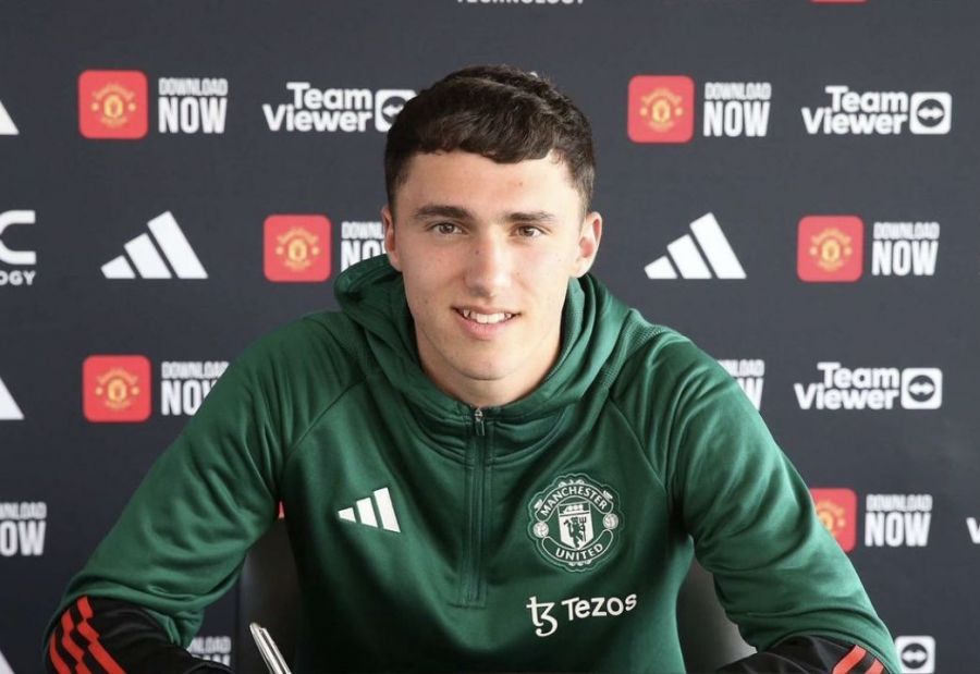 James Scanlon signs first professional contract at Manchester United