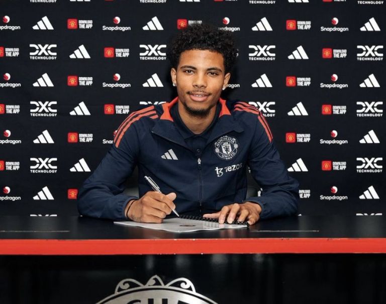 Ethan Williams signs first professional contract at Manchester United