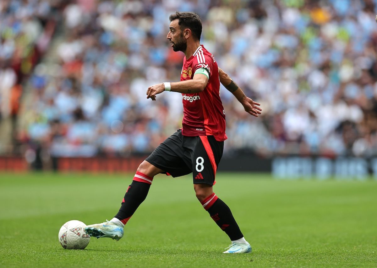Bruno Fernandes signs Manchester United contract extension until 2027