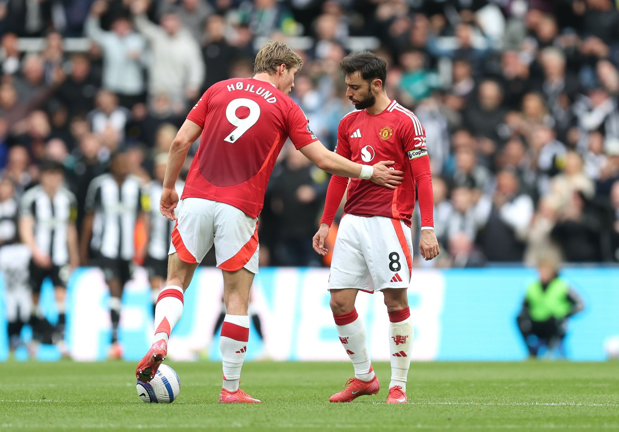Roy Keane questions Bruno Fernandes amid dressing room challenge