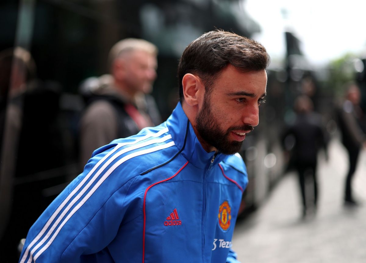 Bruno Fernandes pinky-promises fan he'll stay at United