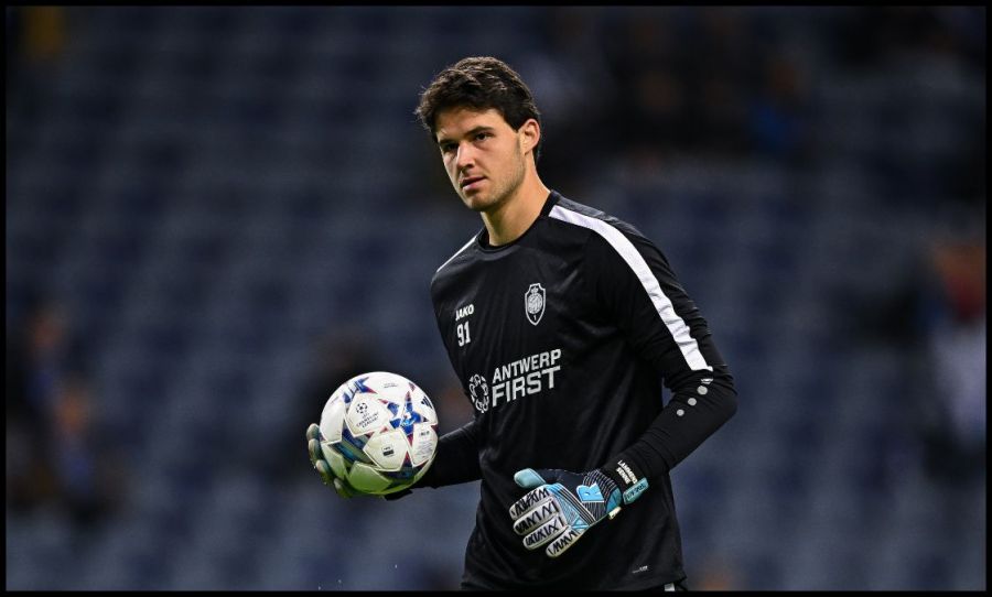 Man Utd prepare onslaught for Senne Lammens - Can he replace Onana?