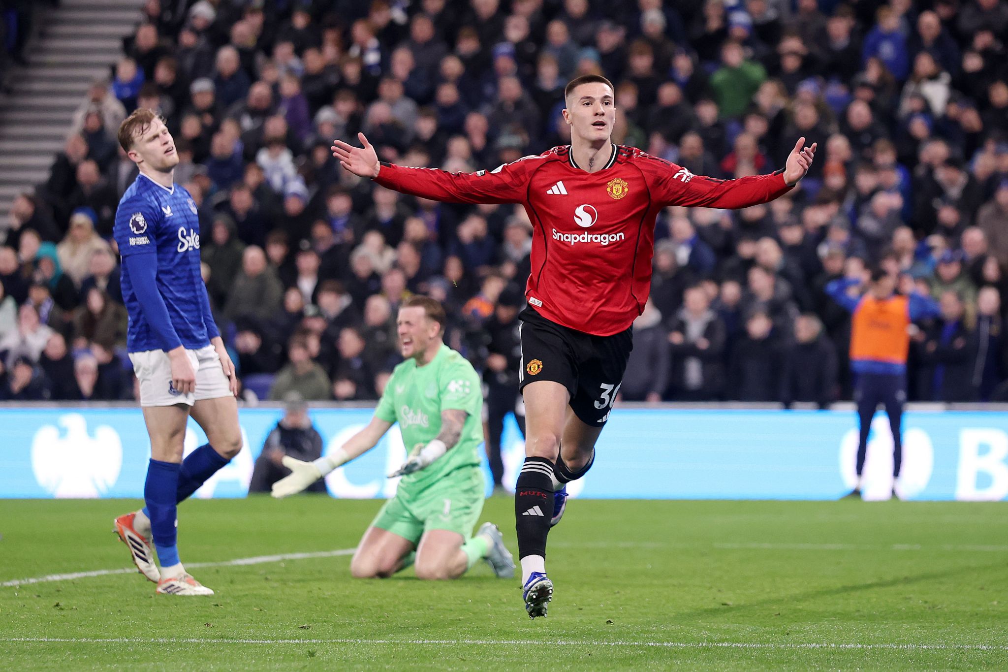 Ian Wright lauds Benjamin Sesko for clinical finishing